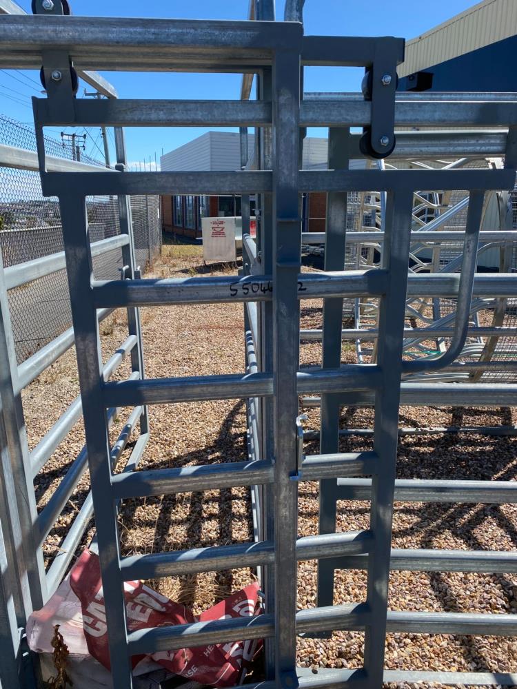 Lot 11 - Arrow Sliding Race Gate (Unused) | AuctionsPlus