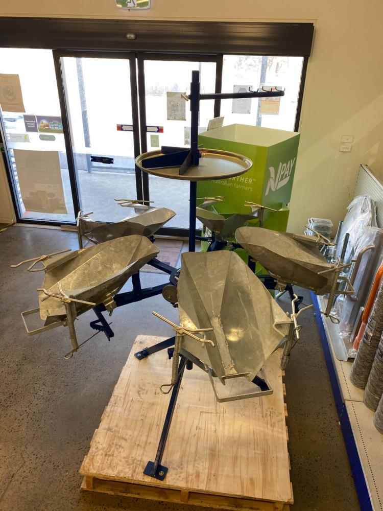 Lot 20 - Harvestaire Lamb Cradle - 5 Berth Deluxe | AuctionsPlus