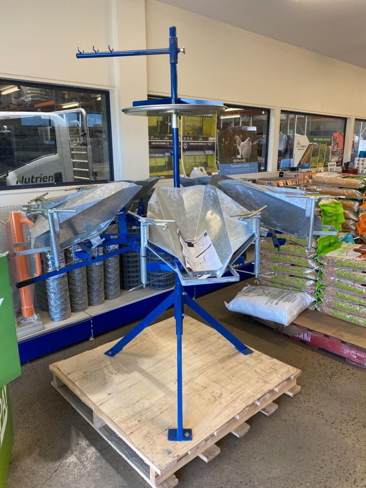 Lot 21 - Harvestaire Lamb Cradle - 5 Berth Deluxe | AuctionsPlus