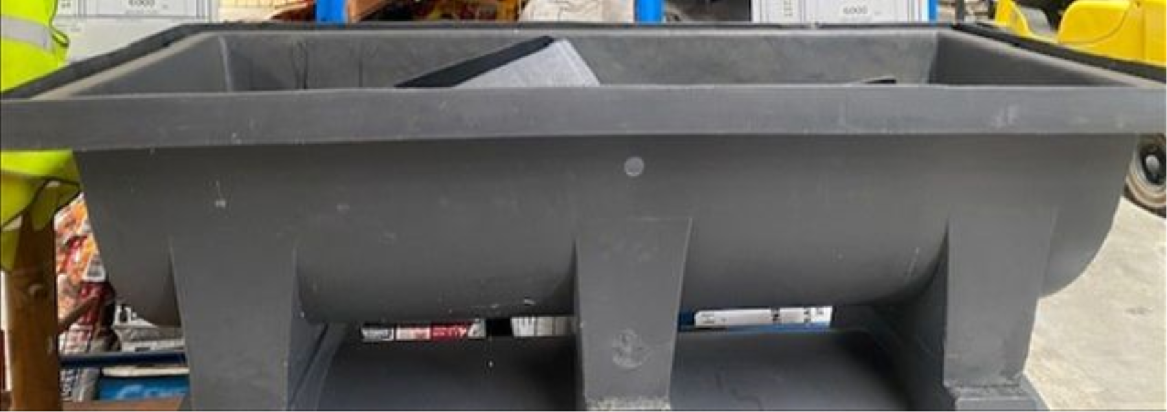 Lot 30 - Water Trough 700L Centre Float | AuctionsPlus