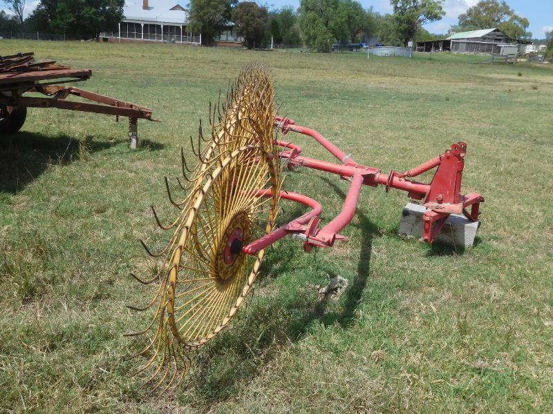 Lot 60 - Tonutti 6 wheel finger rake | AuctionsPlus