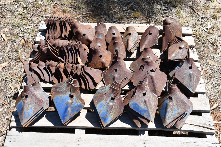 Lot 116 - Pallet of scarifier points | AuctionsPlus