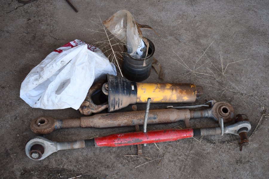 Lot 122 - 3pl top links, bearings & hydraulic fittings | AuctionsPlus