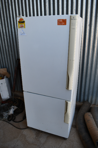 Lot 124 - Westinghouse 410lt fridge/freezer | AuctionsPlus