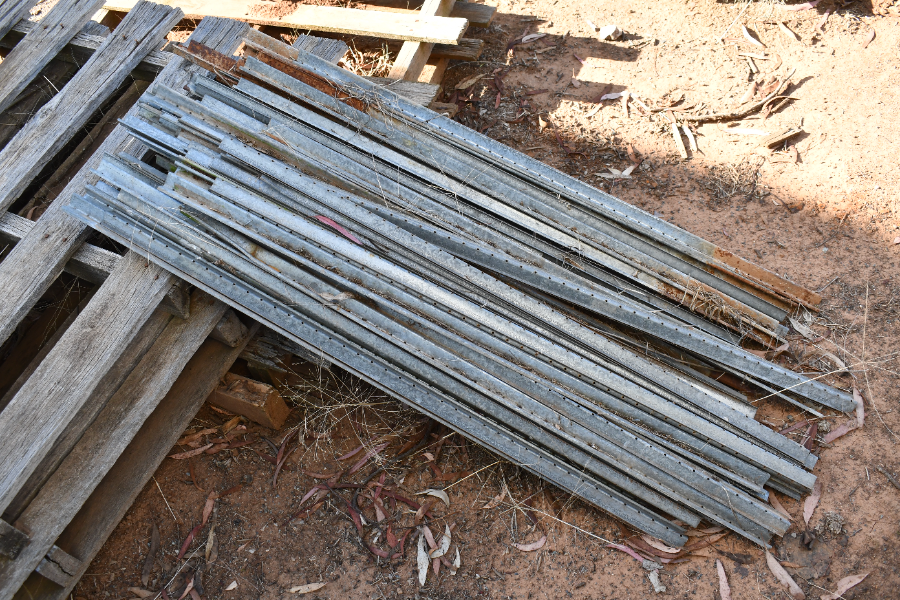 Lot 139 - Quantity of steel fence droppers | AuctionsPlus