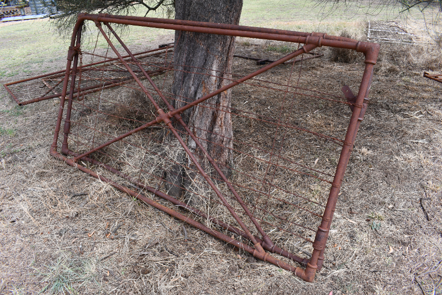 Lot 170 - 2x Sunshine gates | AuctionsPlus