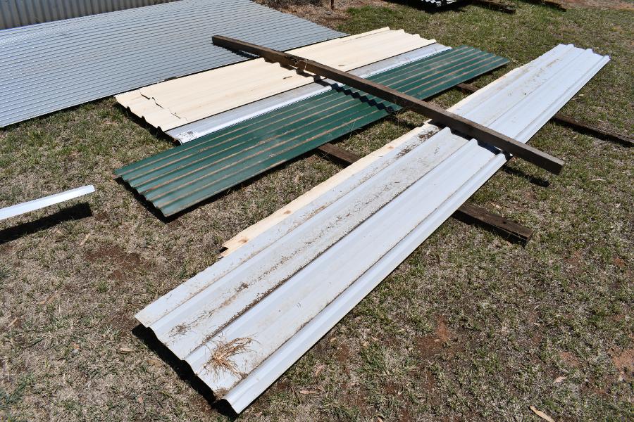 Lot 174 - Assorted sheets of roofing iron | AuctionsPlus