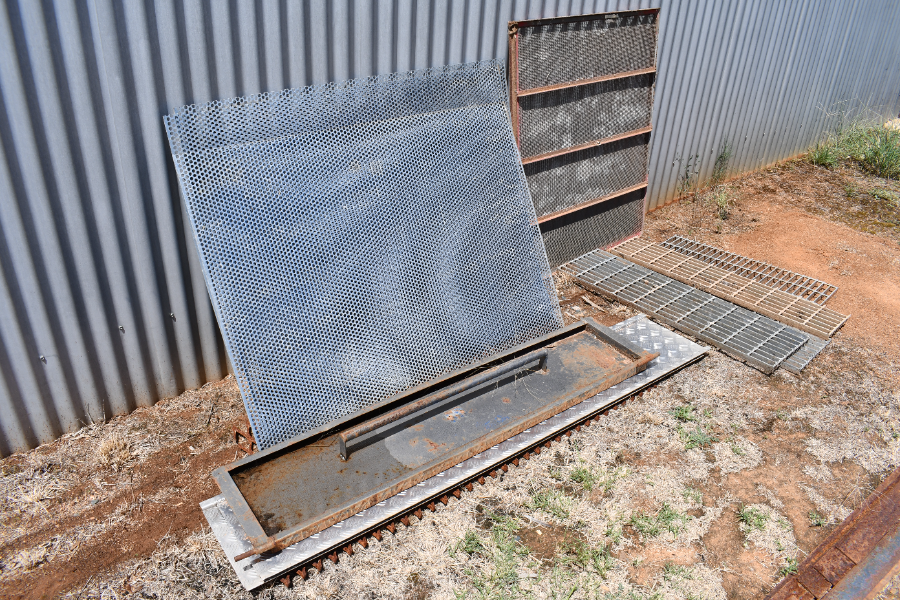 Lot 182 - Trailer tailgate, mesh and punched metal sheet | AuctionsPlus