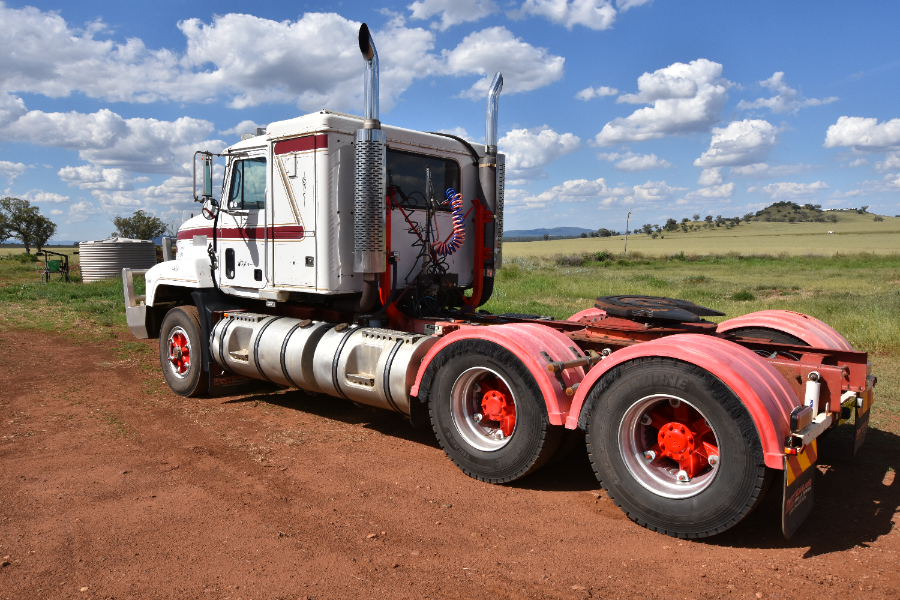 Lot 67 - 1994 Mack CHR 427Hp 18,000 Hrs on Hendrickson suspension ...