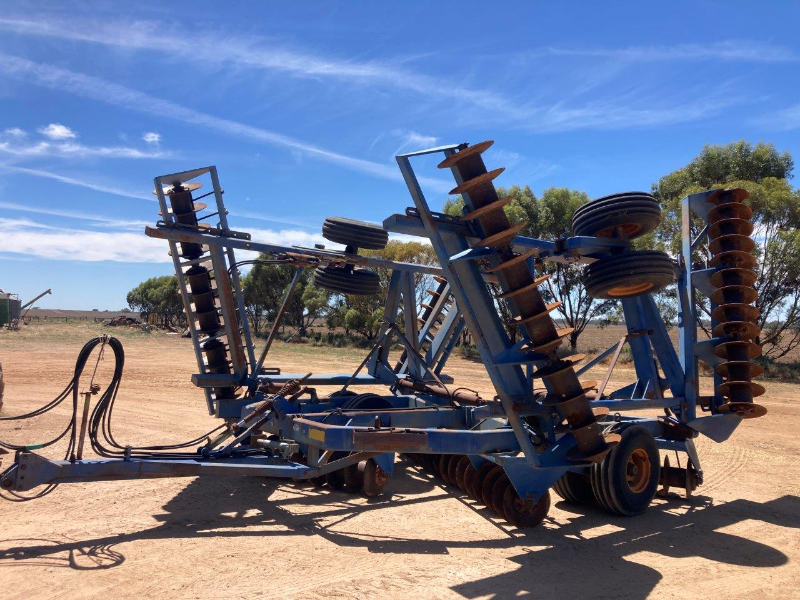 Lot 4 - 30’ Grizzly S80 folding offset, discs 40% | AuctionsPlus