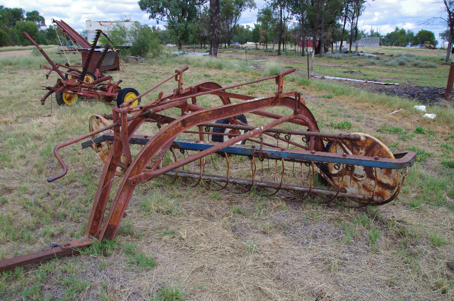 Lot 43 - New Holland hay rake | AuctionsPlus
