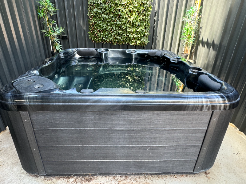 Lot 33 - Cyclone Spa | AuctionsPlus