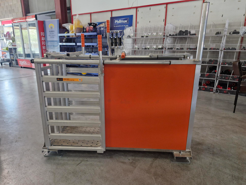 Lot 397 - Gallagher Weigh Crate | AuctionsPlus