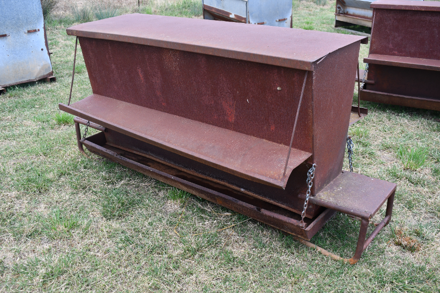 Lot 72 - Sheep self feeder | AuctionsPlus