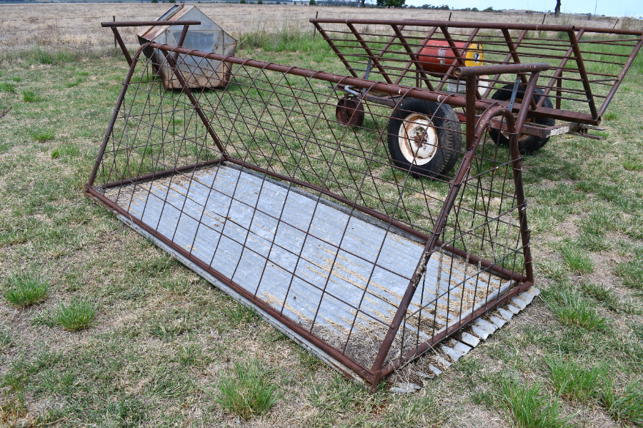 Lot 79 - V hay feeder | AuctionsPlus