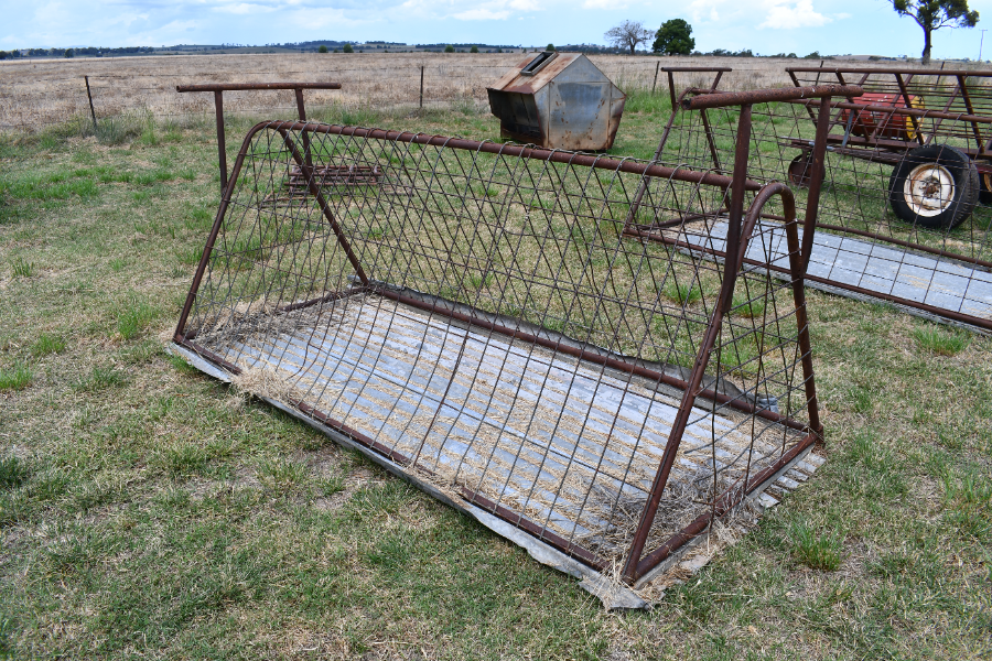 Lot 80 - V hay feeder | AuctionsPlus
