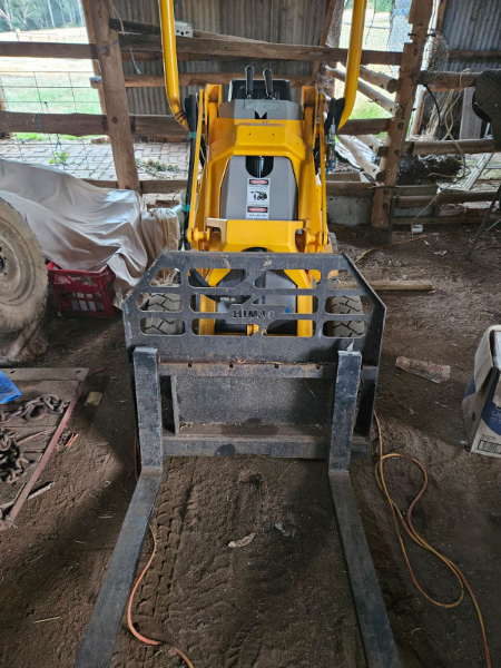 Lot 66 - Ozziquip Puma Mini Loader | AuctionsPlus