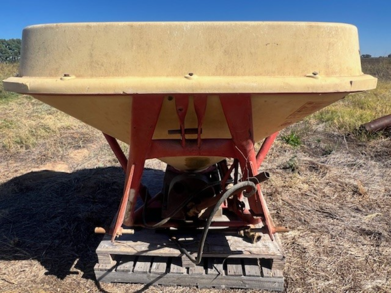 Lot 210 - 3PL Spreader | AuctionsPlus