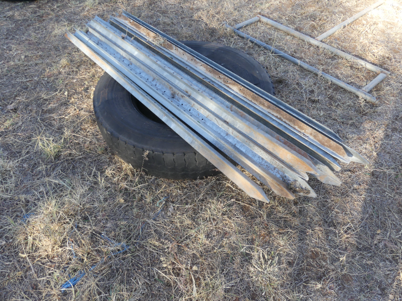 Lot 294 - 14 x Waratah Maxy fence posts | AuctionsPlus