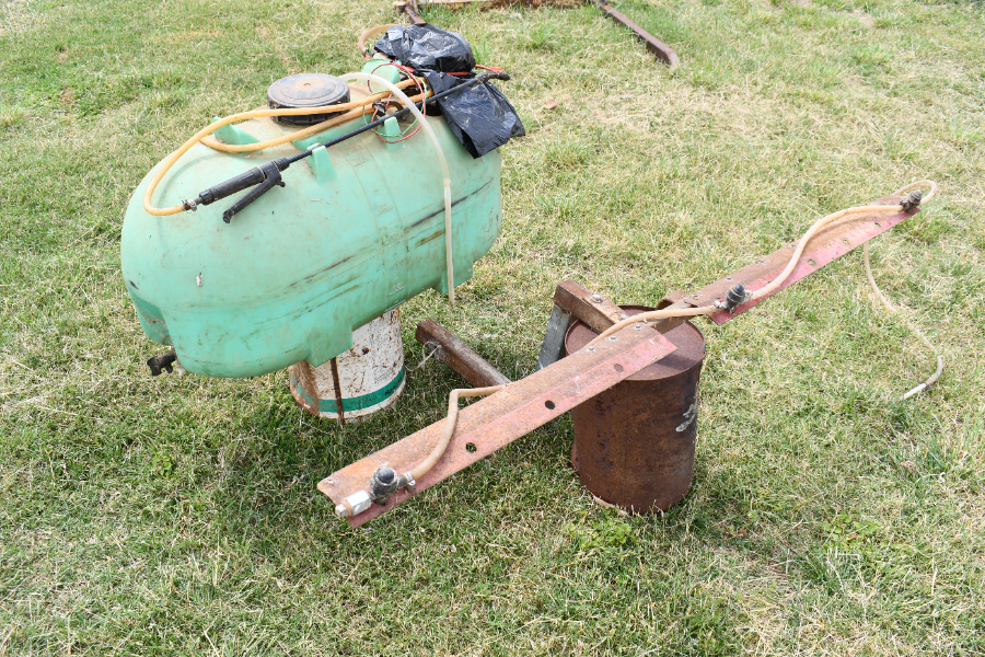 Lot 114 - 100lt spot spray tank & boom | AuctionsPlus