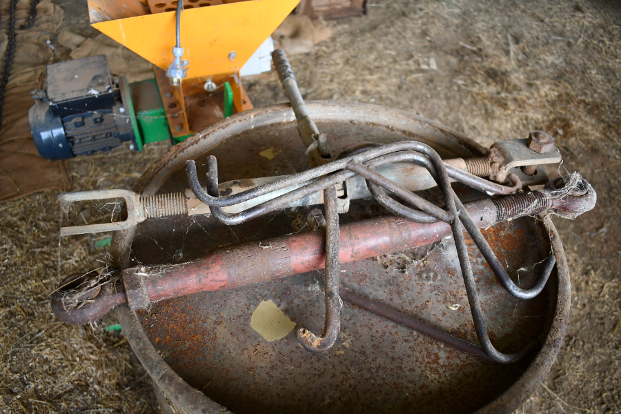 Lot 171 - 3pl top link, manual lift ram, gambles | AuctionsPlus