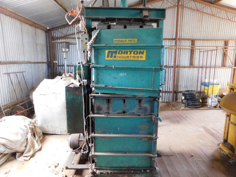 Lot 109 - MORTON INDUSTRIES HYRDAULIC WOOL PRESS Good condition ...