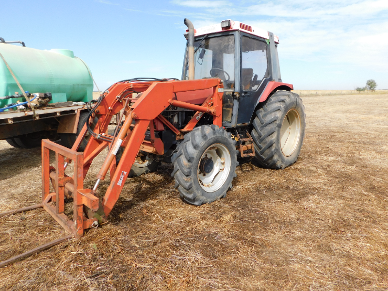 Lot 77 - 4240 CASE TRACTOR JN&R Front End Loader. | AuctionsPlus