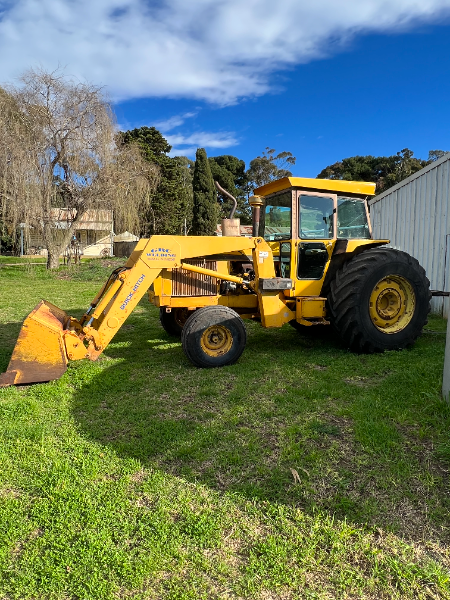 Lot 4 - 4280 CHAMBERLAIN 2WD FRONT END LOADER TRACTOR | AuctionsPlus