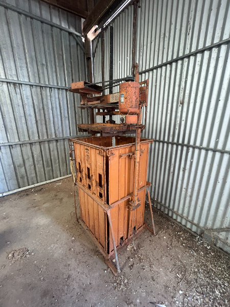 Lot 251 - Sunbeam Electric Wool Press | AuctionsPlus
