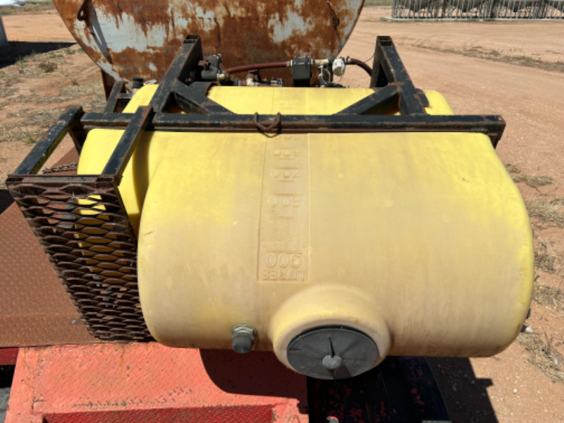 Lot 55 - 1,000 Lt Side Saddle Spray Unit John Deere | AuctionsPlus