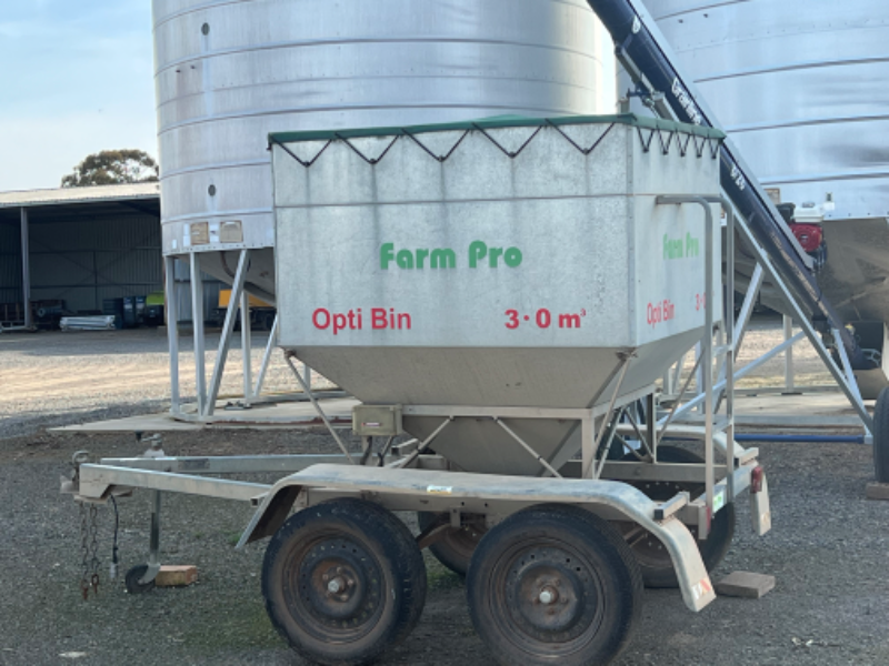 Lot 109 - Farm Pro Sheep Feeder | AuctionsPlus