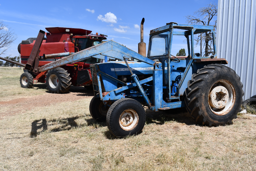 Lot 2 - Ford 5000 tractor with FEL | AuctionsPlus