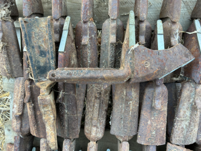 Lot 142 - Maxi point knife points and wedges to suit. | AuctionsPlus