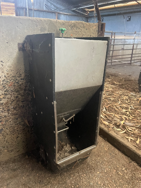 Lot 46 - 10 Single space pig feeders | AuctionsPlus