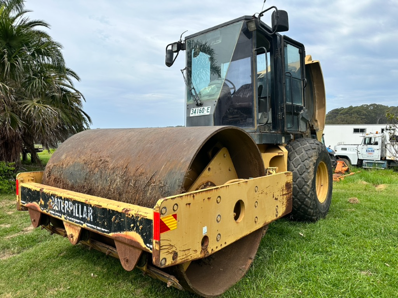 Lot 40 - CAT CS-563D SMOOTH DRUM ROLLER. | AuctionsPlus