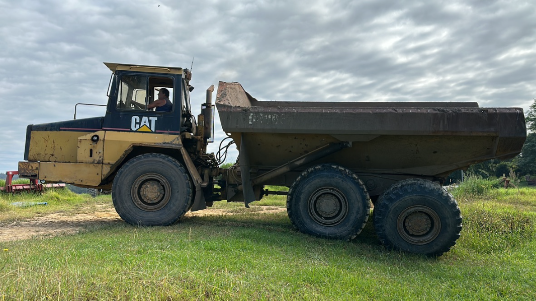 Lot 47 - CAT D300E DUMP TRUCK. | AuctionsPlus