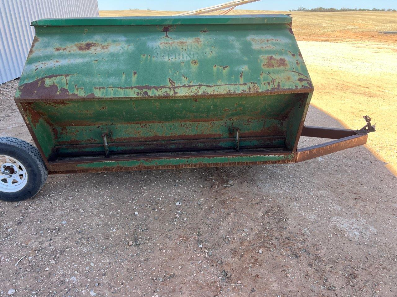 Lot 21 - Hamilton sheep feeder with wheels | AuctionsPlus