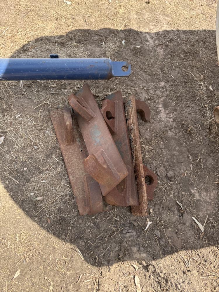 Lot 166 - Challenge loader hooks | AuctionsPlus