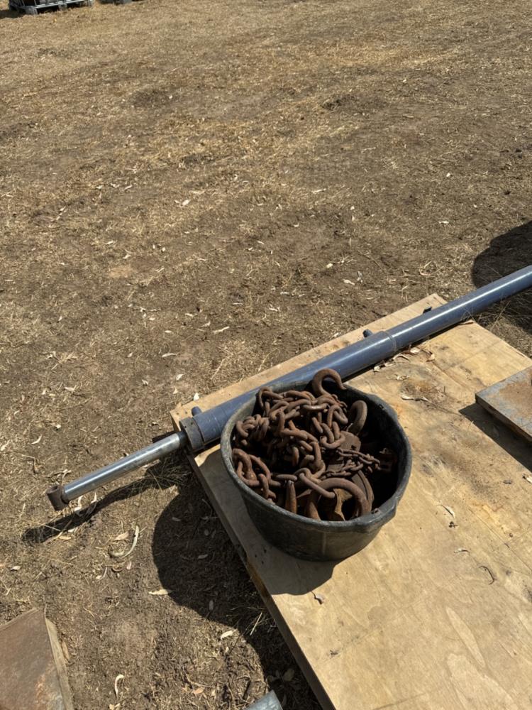 Lot 168 - Chain and hydraulic ram for grainline auger | AuctionsPlus