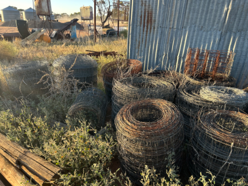 Lot 59 - Asorted 5-line ring lock fence rolls x 10 | AuctionsPlus