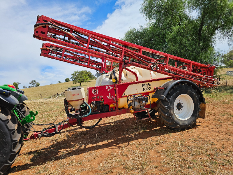 LOT 21 - Croplands Pinto 3000 Trailing sprayer | AuctionsPlus