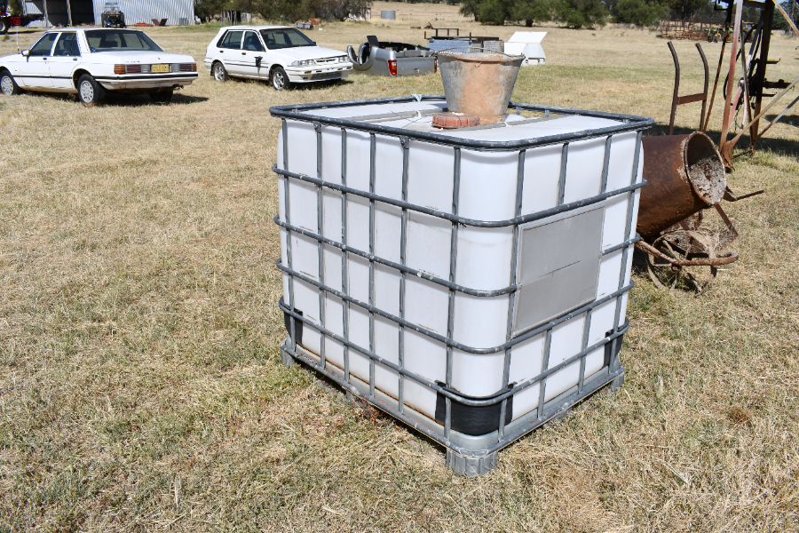 Lot 83 - 1000lt IBC shuttle | AuctionsPlus