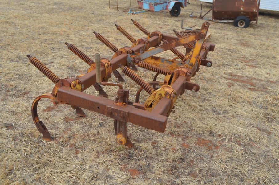 Lot 187 - 3pl Chamberlain Chisel Plow – 9 Tyne, 1 Tyne needs repair ...