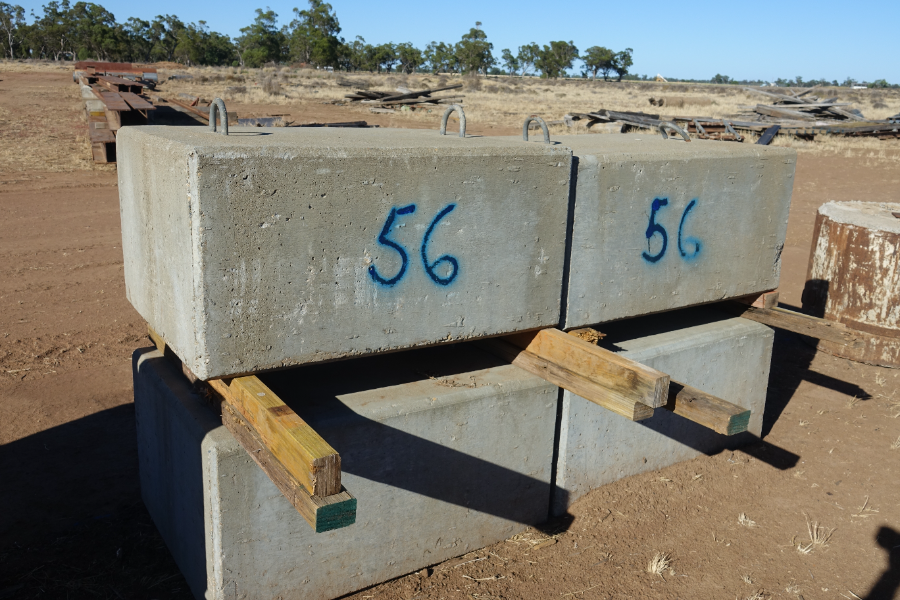 Lot 56 - 4 X CEMENT ANCHOR BLOCKS | AuctionsPlus