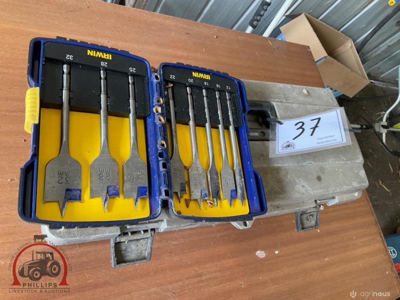 Lot 37 - Tool box with sundries | AuctionsPlus