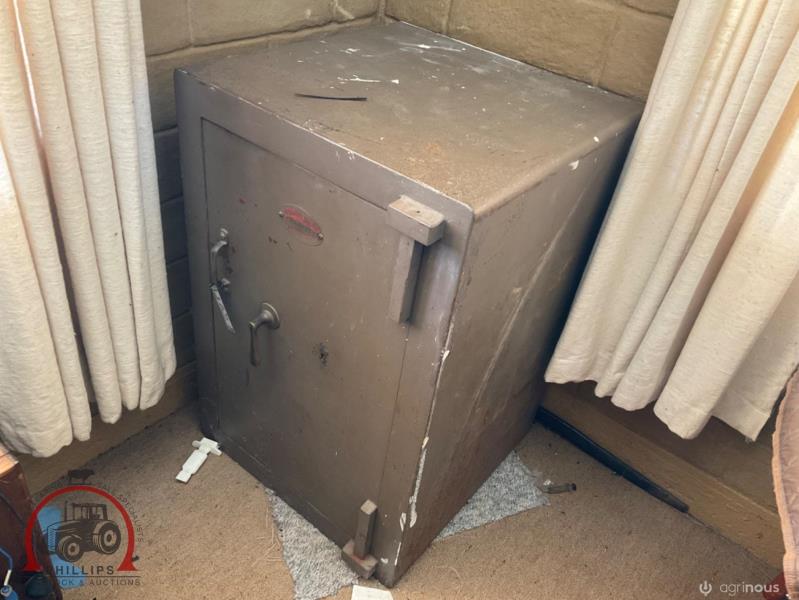 Lot 165 - William & Makers safe | AuctionsPlus