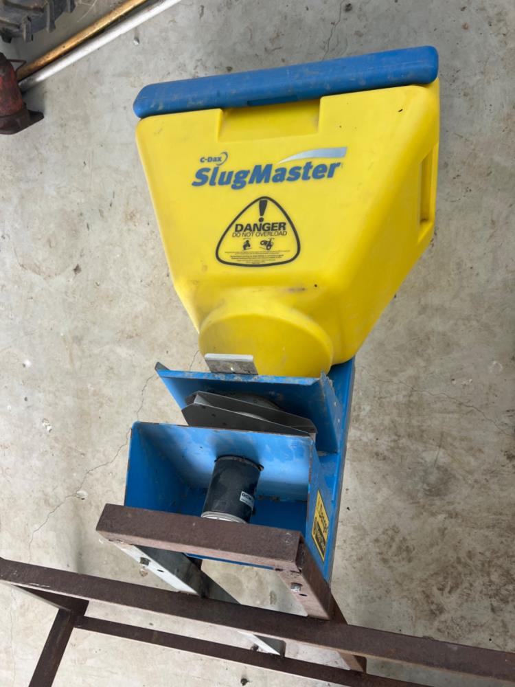 Lot 51 - SLUG BAIT SPREADER | AuctionsPlus