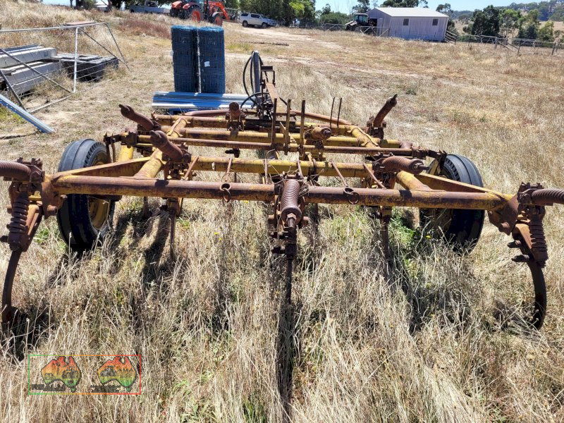 Lot 44 - Chamberlain 9 Tyne Chisel Plough | AuctionsPlus