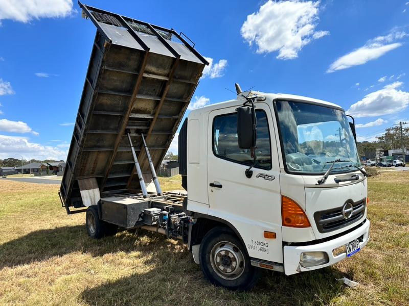 Lot 20 - HINO FD1J SINGLE AXLE TIPPER. | AuctionsPlus