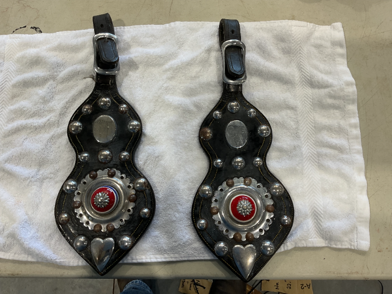 Lot 95 - Pair of Heavy Horse Drops | AuctionsPlus